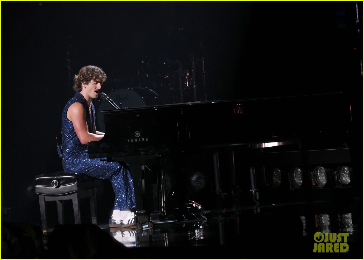 Benson Boone Wows the Crowd with Backflips During 'Beautiful Things ...