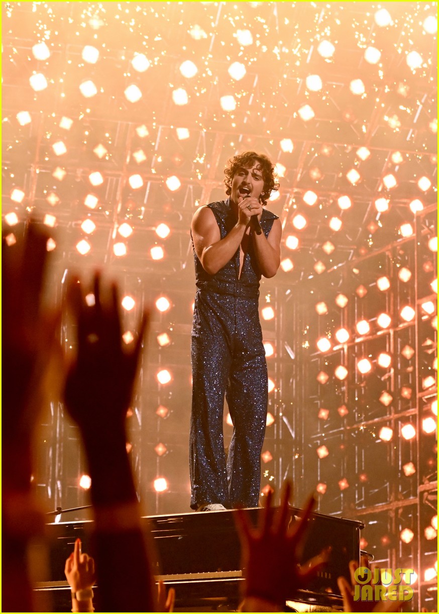 Benson Boone Wows the Crowd with Backflips During 'Beautiful Things ...