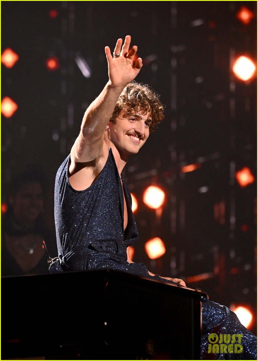 Benson Boone Wows the Crowd with Backflips During 'Beautiful Things ...