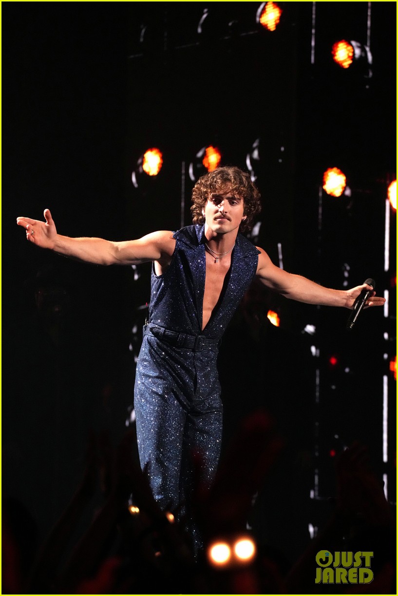 Benson Boone Wows the Crowd with Backflips During 'Beautiful Things ...