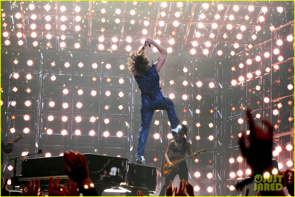 Benson Boone Wows the Crowd with Backflips During 'Beautiful Things ...