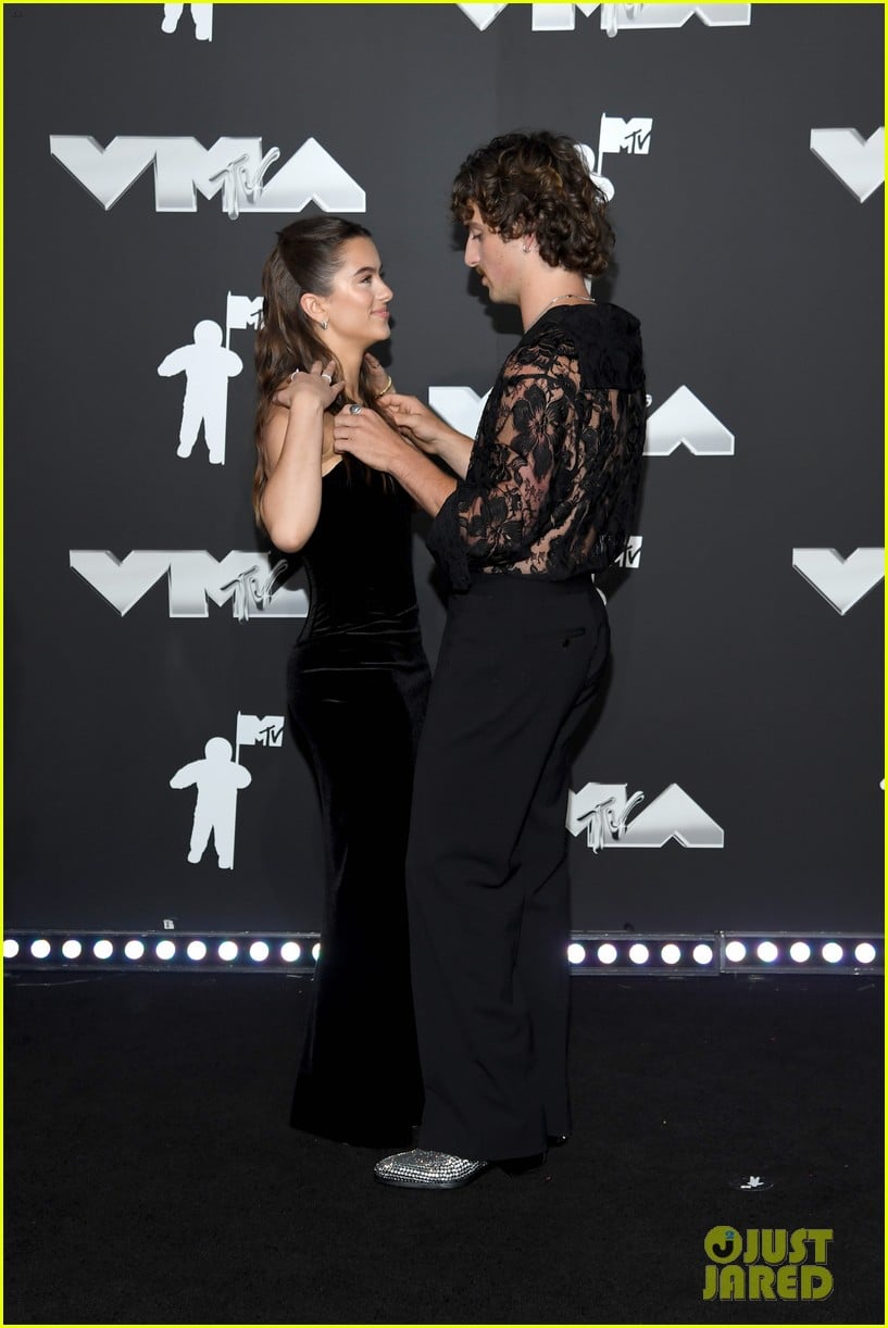 Benson Boone Kisses Girlfriend Maggie Thurmon at MTV VMAs 2024, Make ...