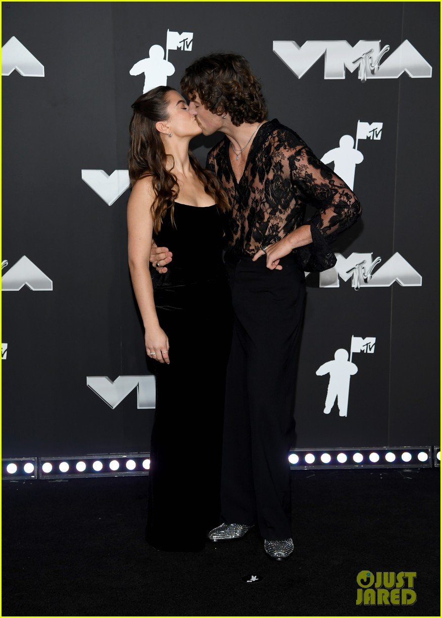 Photo: benson boone kisses girlfriend maggie thurmon on mtv vmas carpet ...