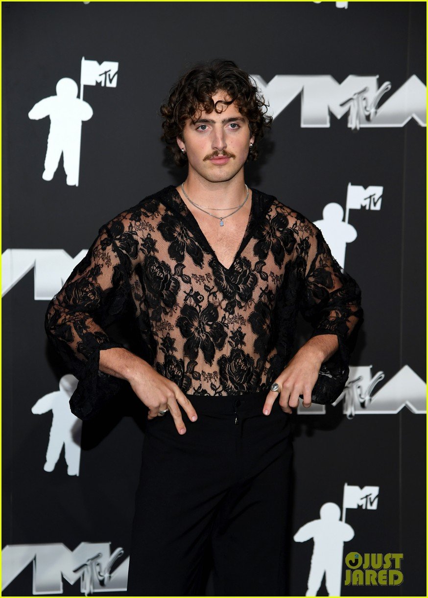 Benson Boone Kisses Girlfriend Maggie Thurmon at MTV VMAs 2024, Make ...
