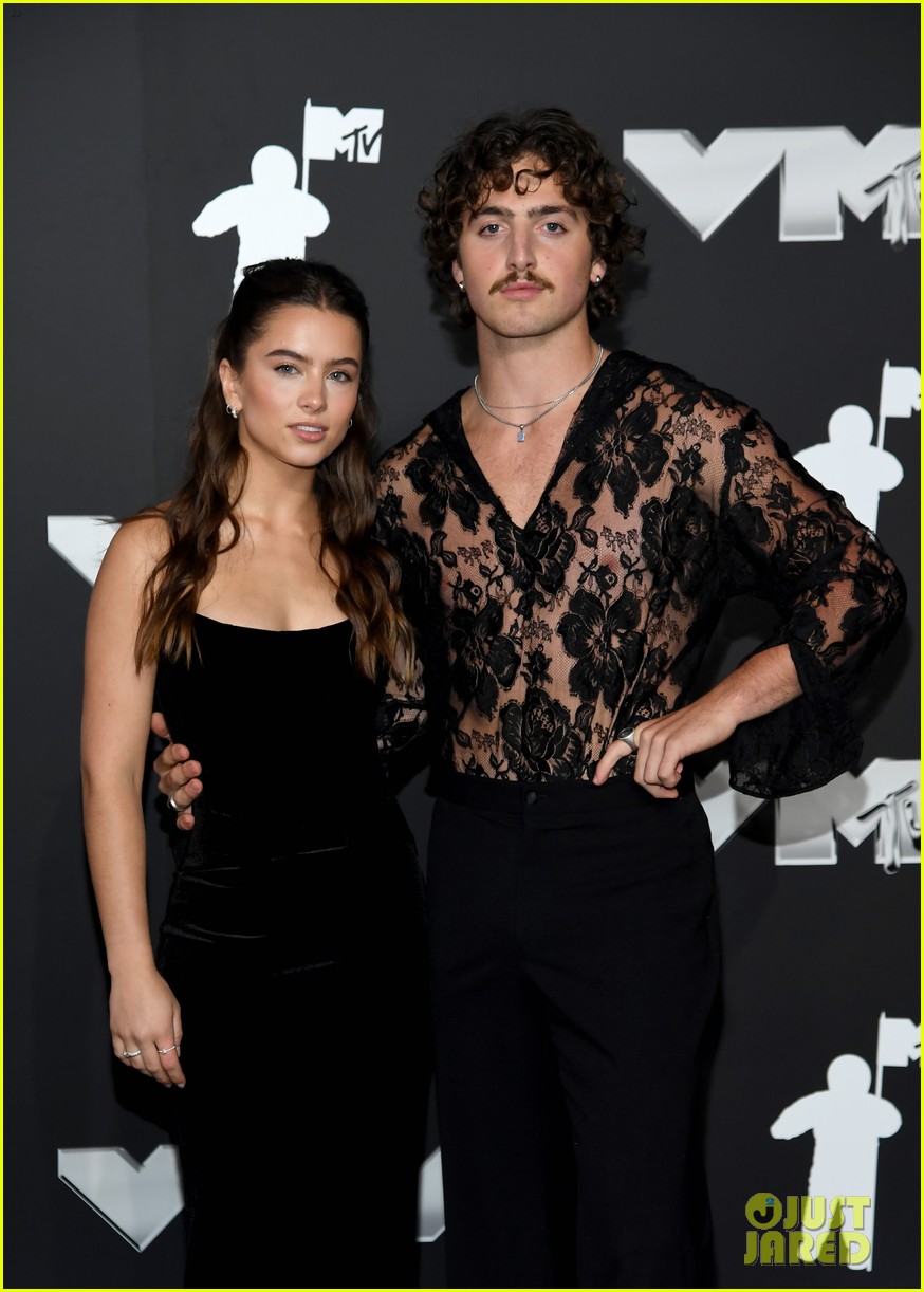 Benson Boone Kisses Girlfriend Maggie Thurmon at MTV VMAs 2024, Make ...