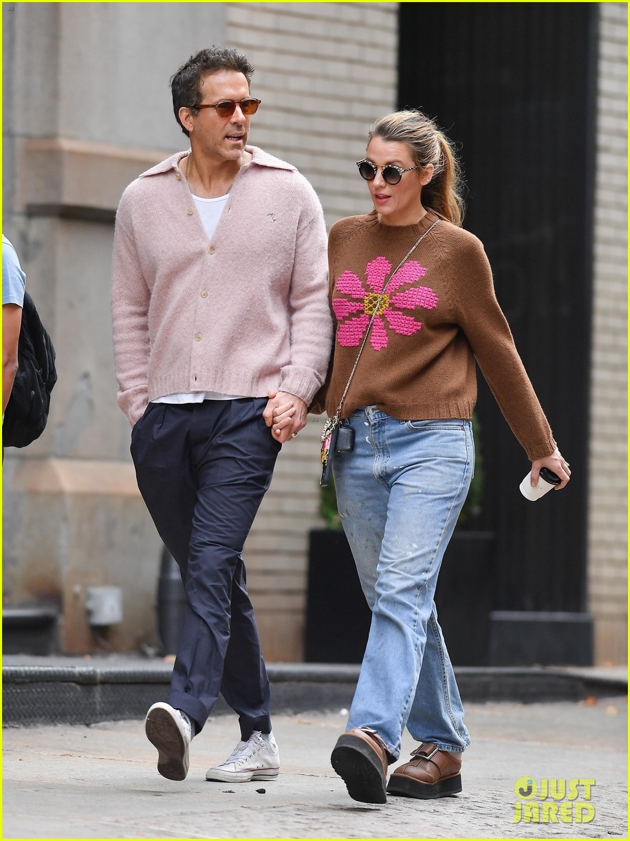 Ryan Reynolds & Blake Lively Hold Hands on Morning Walk Around NYC ...