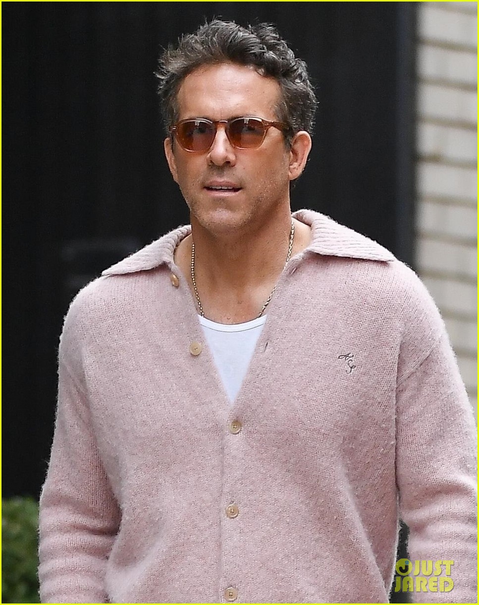 Ryan Reynolds & Blake Lively Hold Hands on Morning Walk Around NYC ...