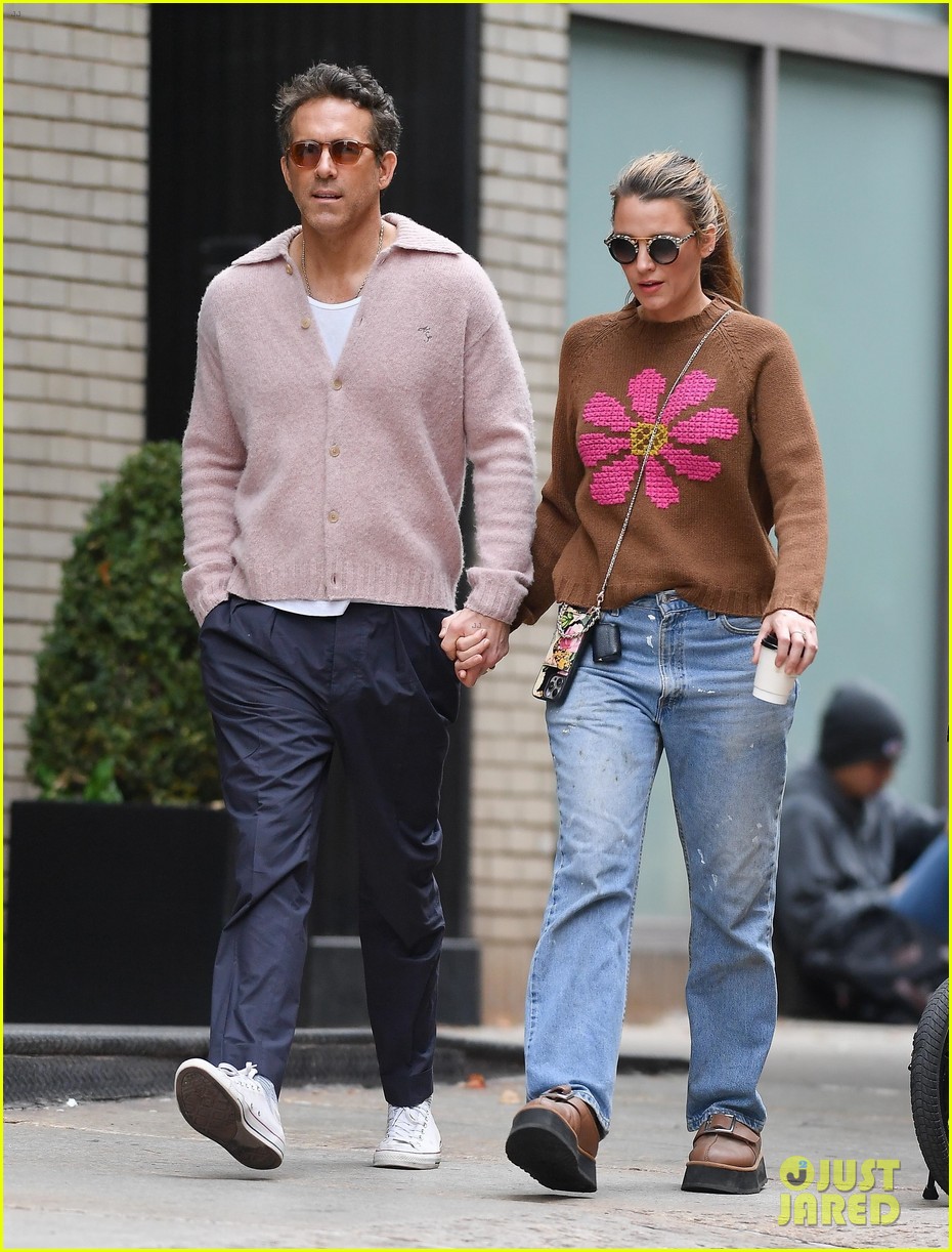 Ryan Reynolds & Blake Lively Hold Hands on Morning Walk Around NYC ...