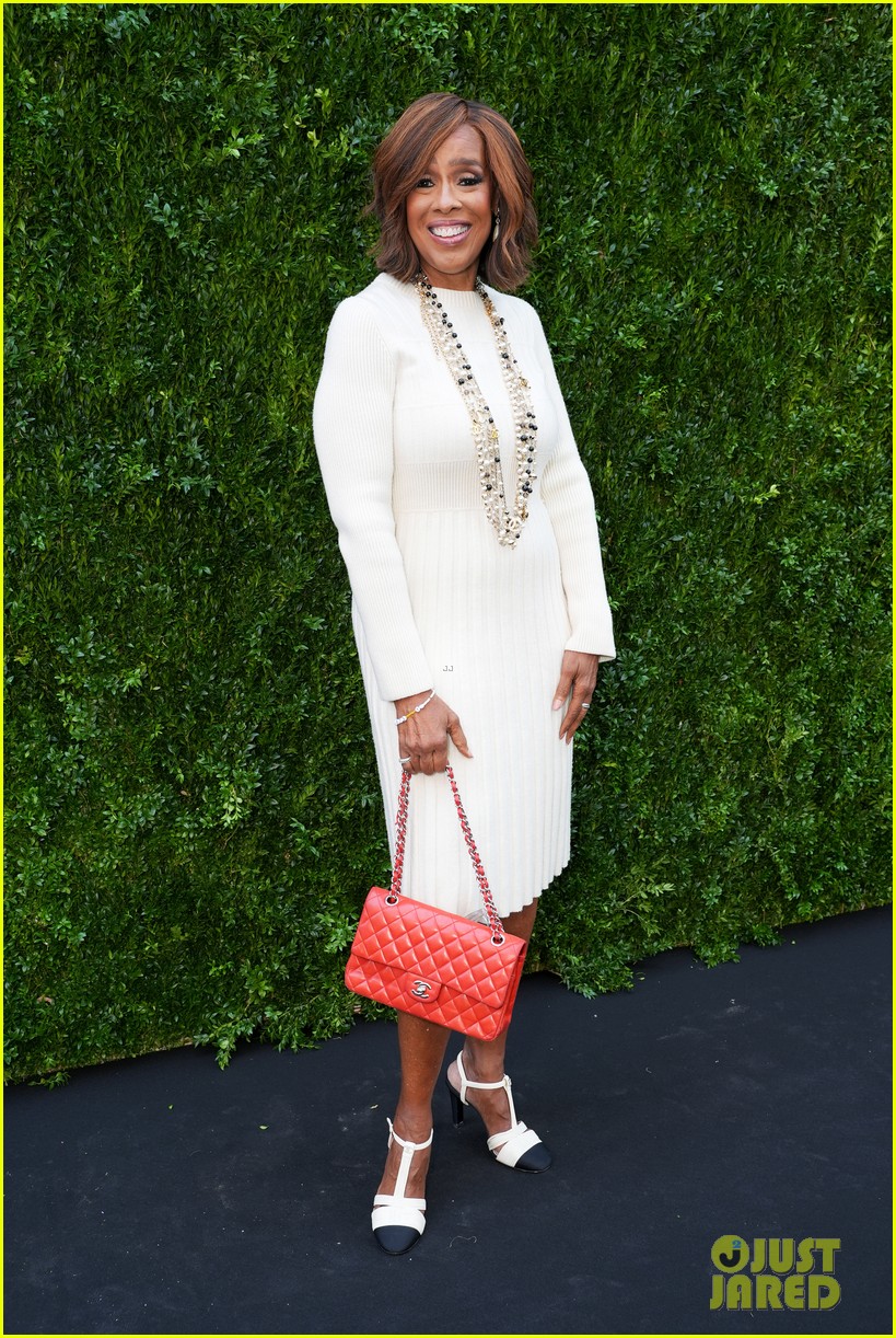 Leslie Mann & Maude Apatow Enjoy Mother-Daughter Outing at Tribeca ...