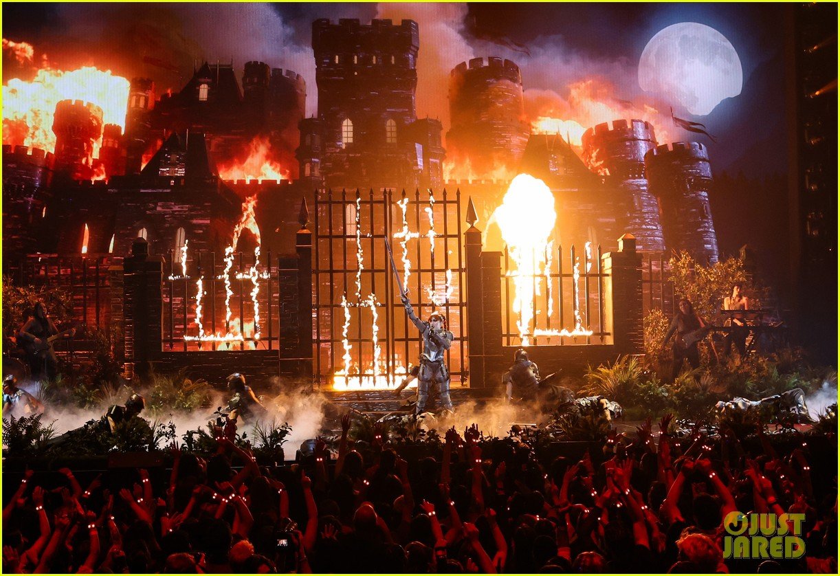 Chappell Roan Brings Medieval Times to Life with VMAs 2024 Performance ...