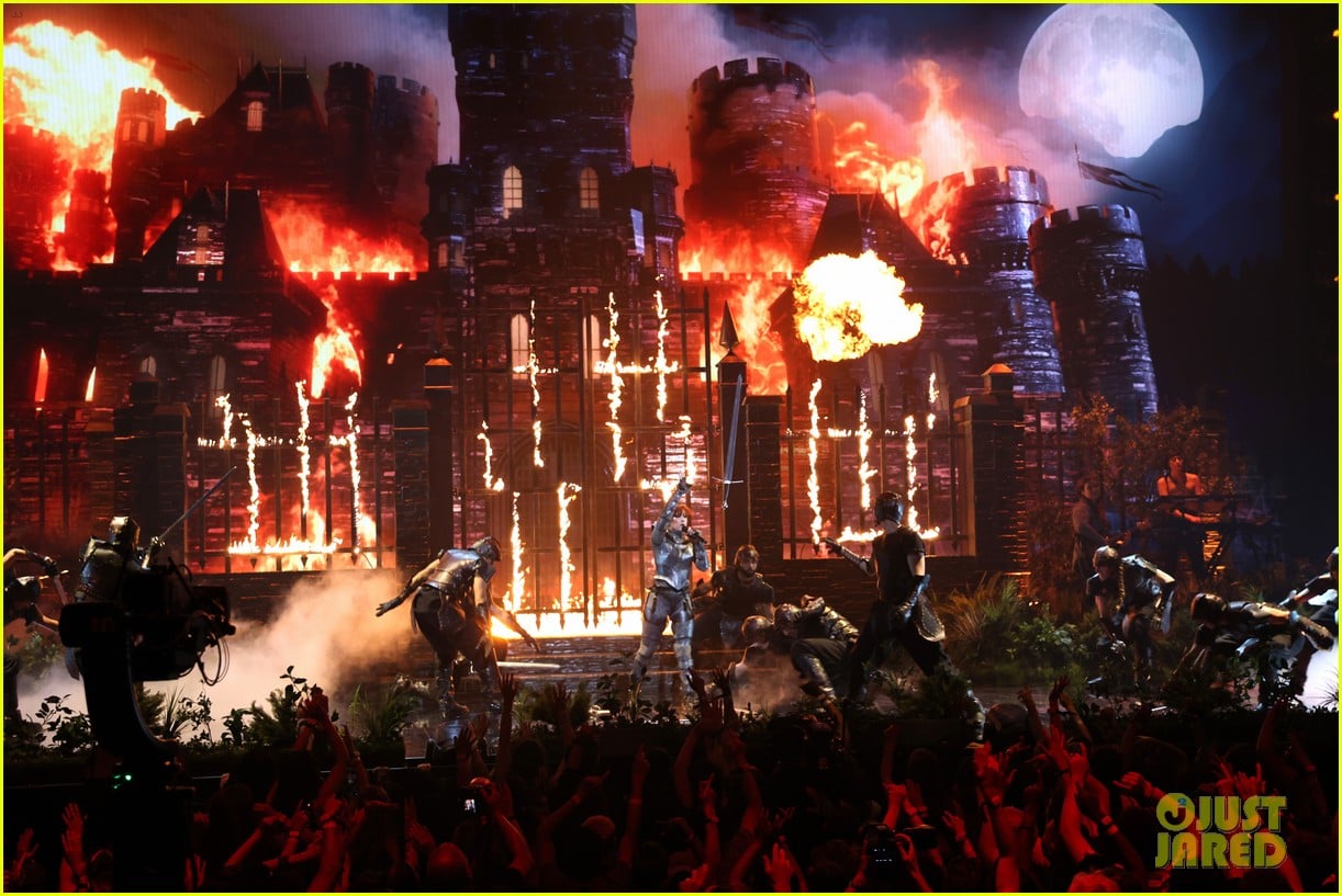 Chappell Roan Brings Medieval Times to Life with VMAs 2024 Performance ...