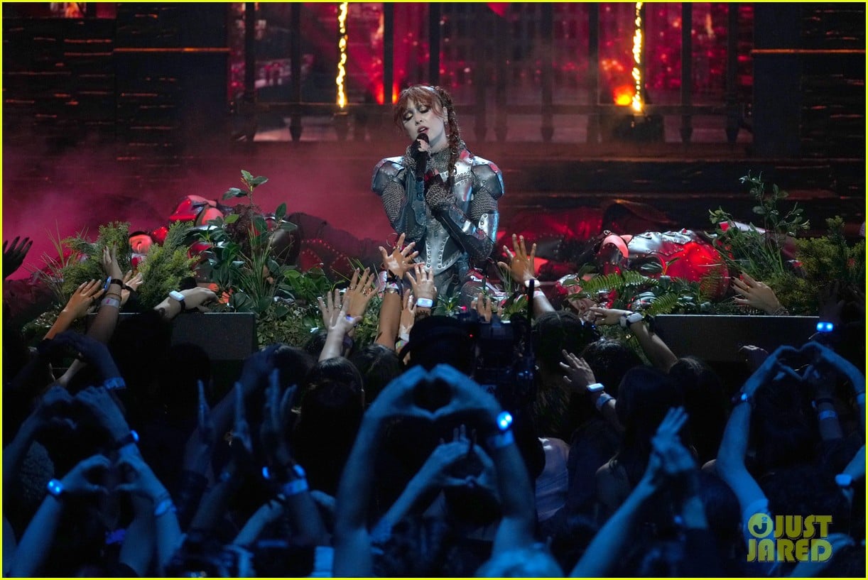 Chappell Roan Brings Medieval Times to Life with VMAs 2024 Performance ...