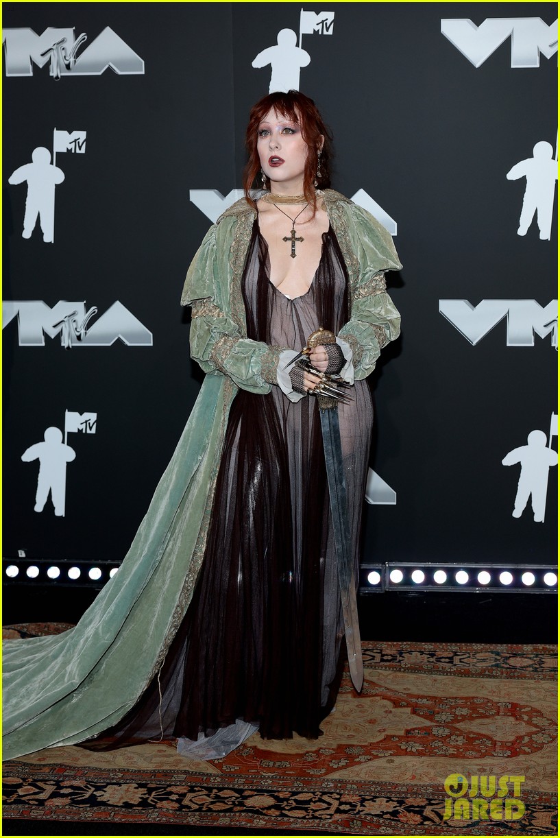 Chappell Roan Makes VMAs Debut in Gothic Gown, Walks First Major Red ...