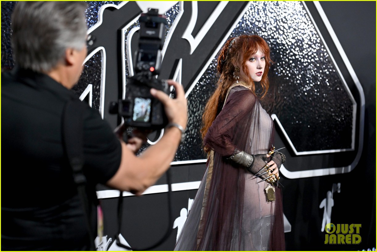 Chappell Roan Makes VMAs Debut in Gothic Gown, Walks First Major Red ...