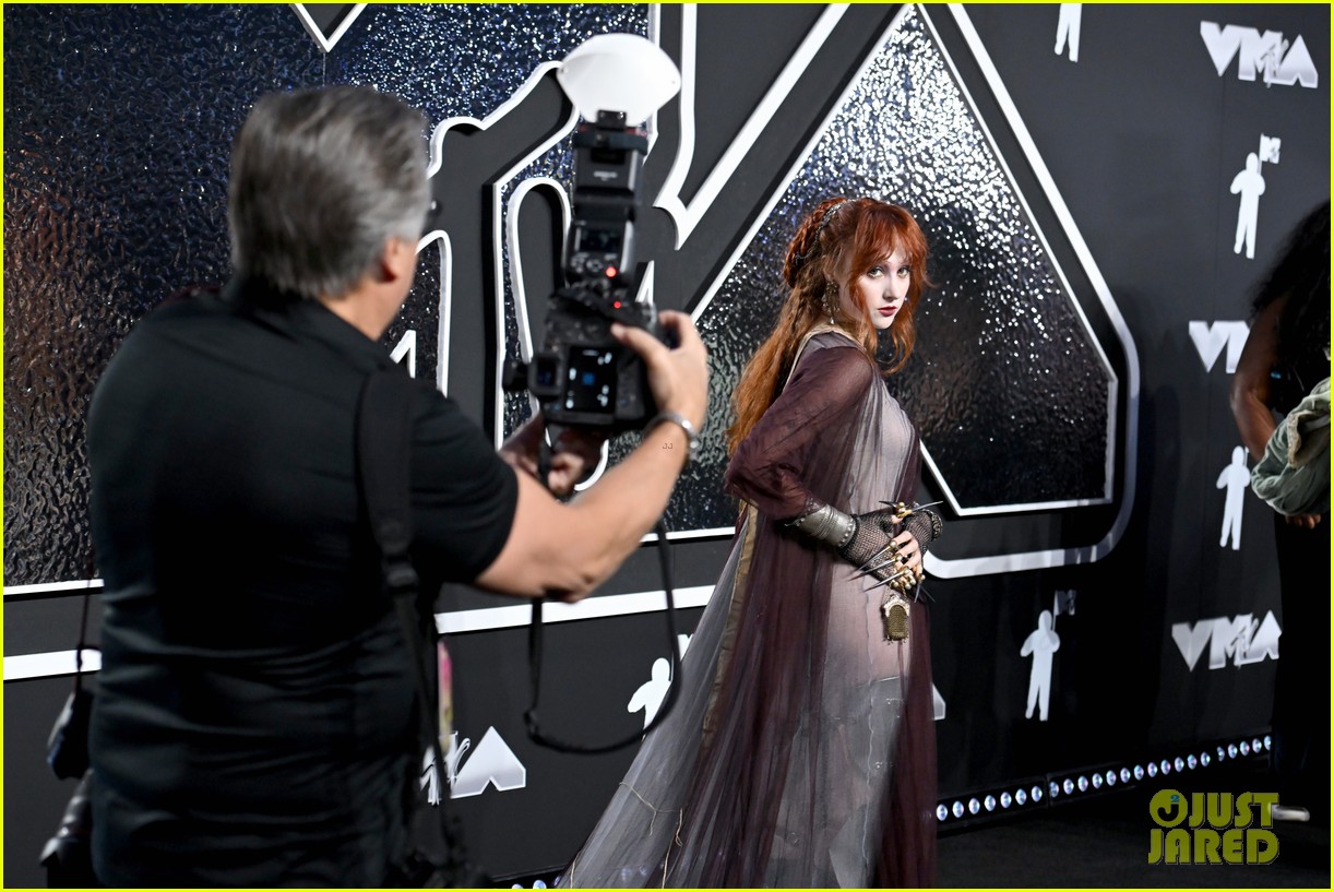 Chappell Roan Makes VMAs Debut in Gothic Gown, Walks First Major Red ...