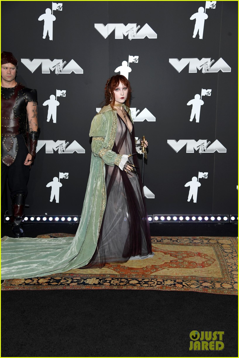 Chappell Roan Makes VMAs Debut in Gothic Gown, Walks First Major Red ...