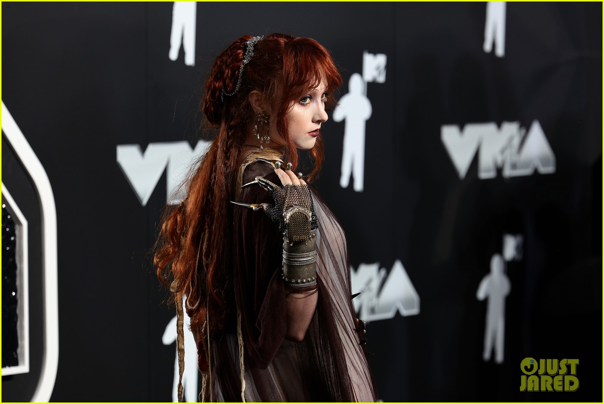 Chappell Roan Makes VMAs Debut in Gothic Gown, Walks First Major Red ...