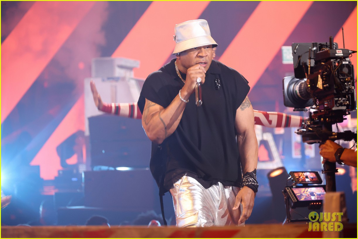 LL Cool J Performs Medley of His Greatest Hits, Brings Out Public Enemy ...