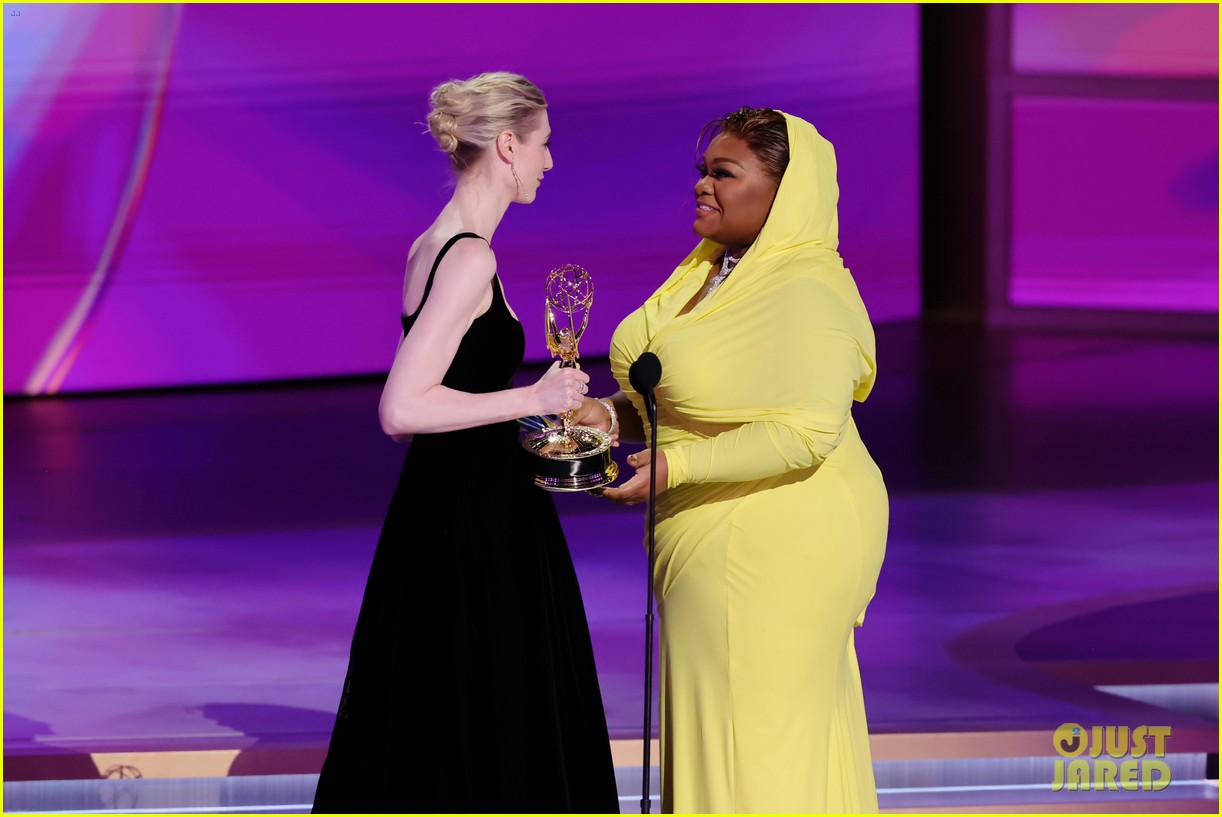 Elizabeth Debicki Picks Up First Win for 'The Crown' at Emmy Awards ...