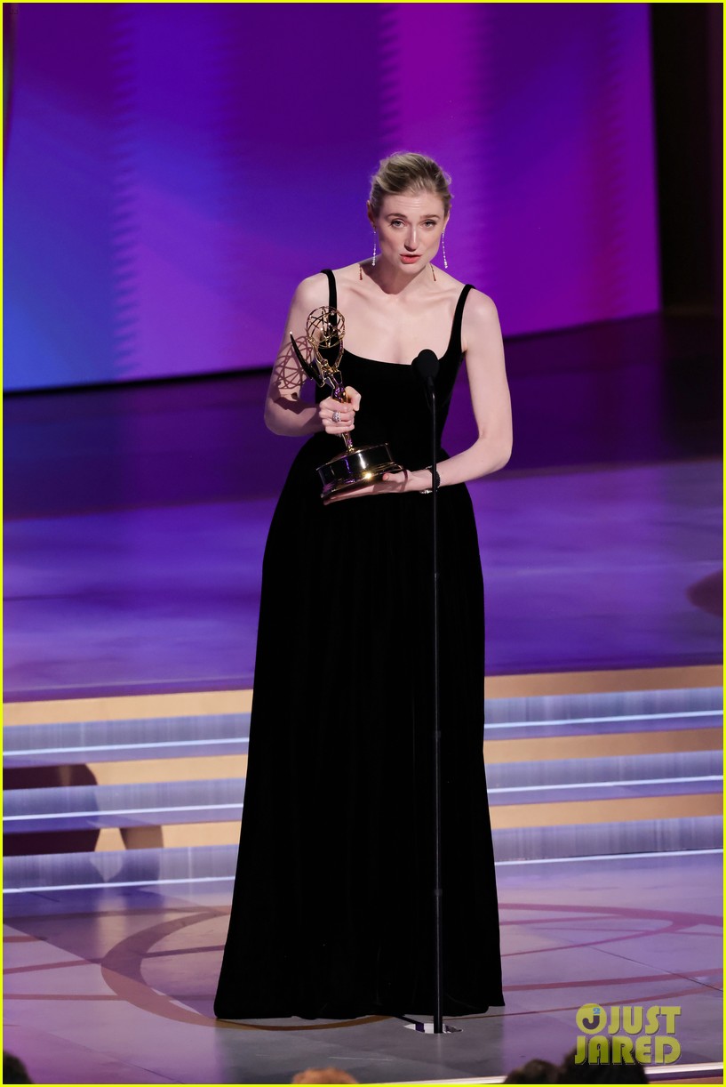Elizabeth Debicki Picks Up First Win for 'The Crown' at Emmy Awards ...