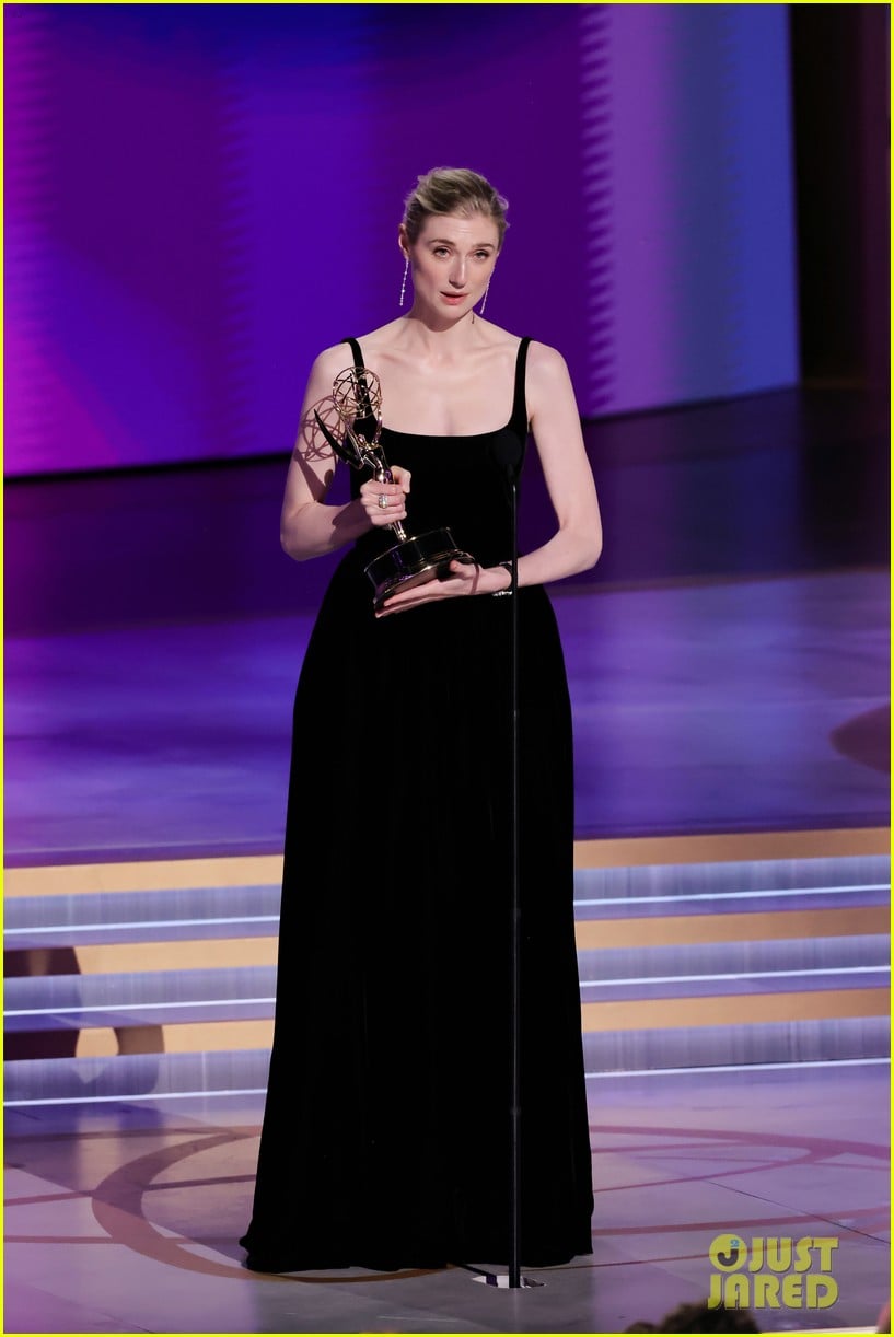 Elizabeth Debicki Picks Up First Win for 'The Crown' at Emmy Awards ...