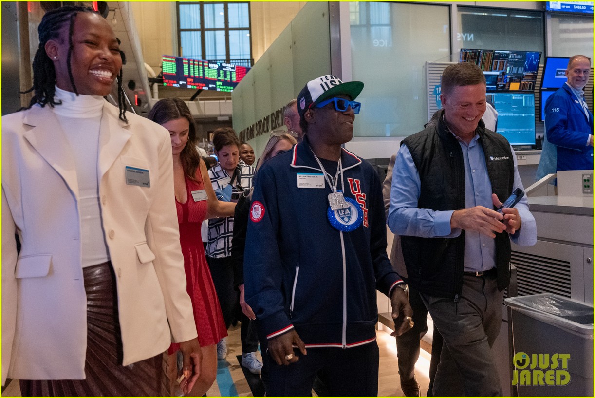 Flavor Flav Accidentally Sends Gavel Flying While Ringing NYSE Closing ...