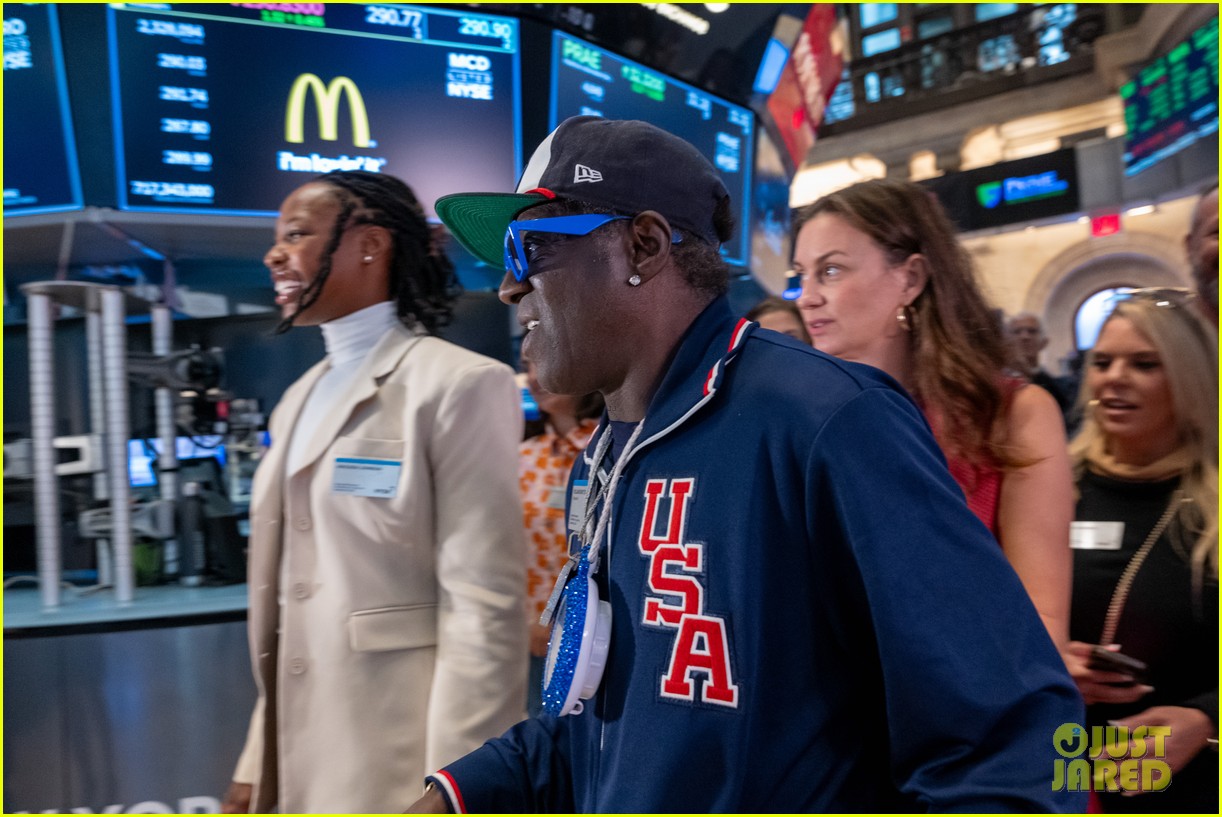 Flavor Flav Accidentally Sends Gavel Flying While Ringing NYSE Closing ...