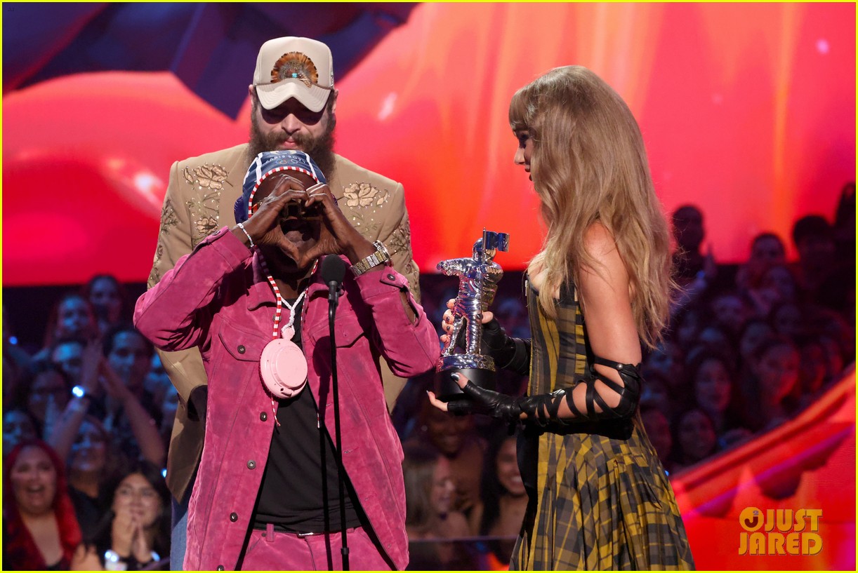 Flavor Flav Apologizes for Staying on VMAs Stage for 'Too Long' During ...