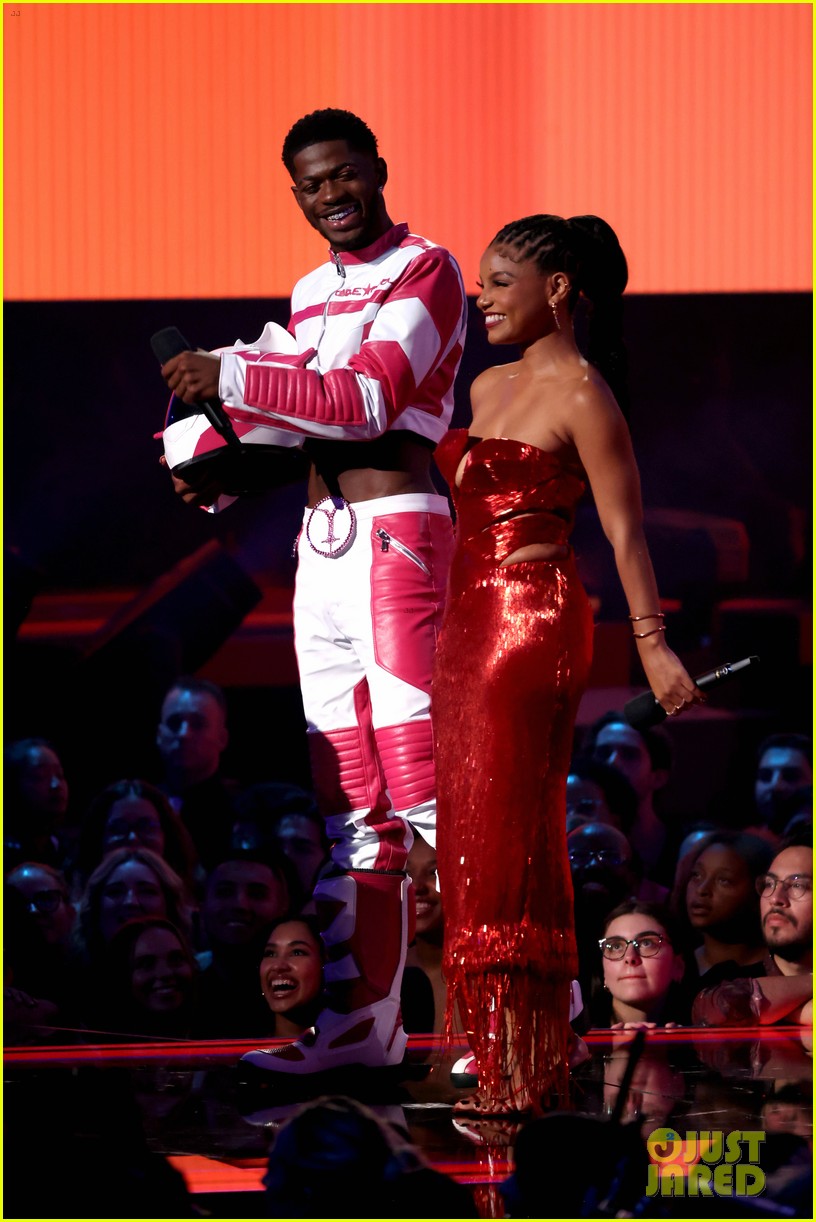 Halle Bailey Is a Vision In Red at MTV VMAs 2024, Presents Award With ...