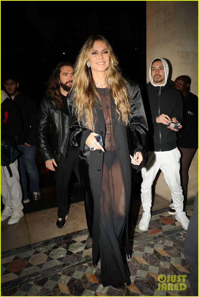 Heidi Klum Makes Paris Fashion Week Runway Debut, Walks Vetements ...