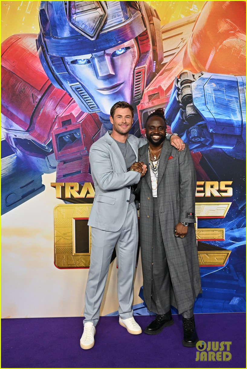 Chris Hemsworth's Twin Sons & Wife Elsa Join Him at 'Transformers One ...