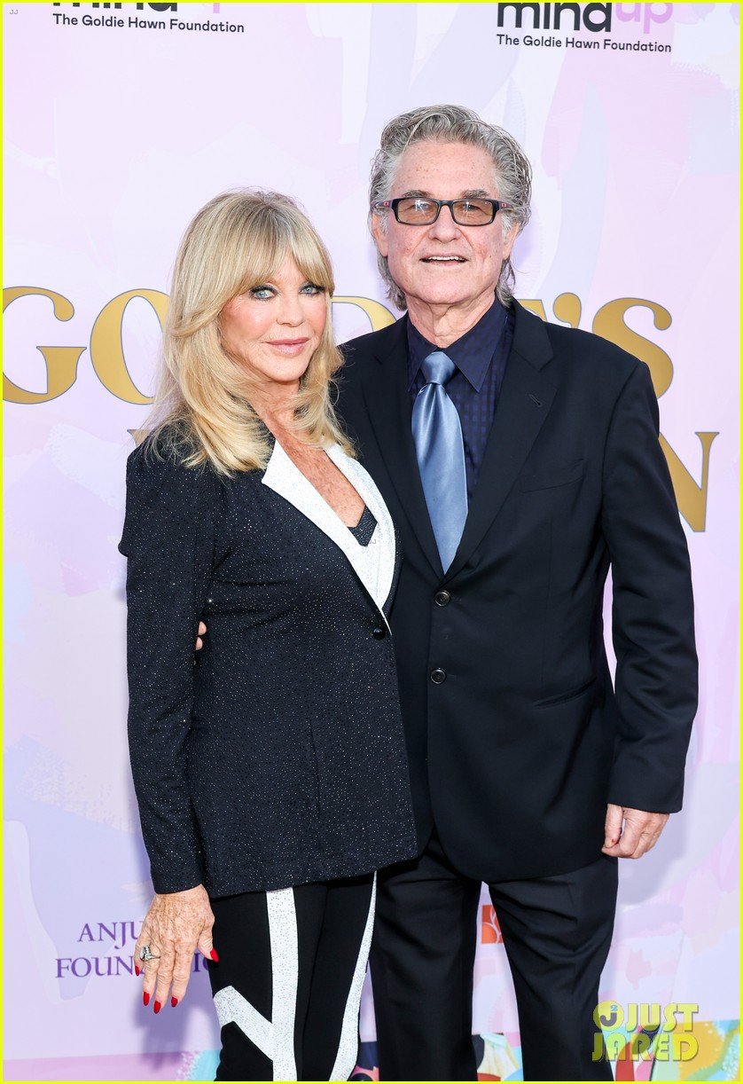 Kate Hudson Makes Rare Red Carpet Appearance With Mom Goldie Hawn ...