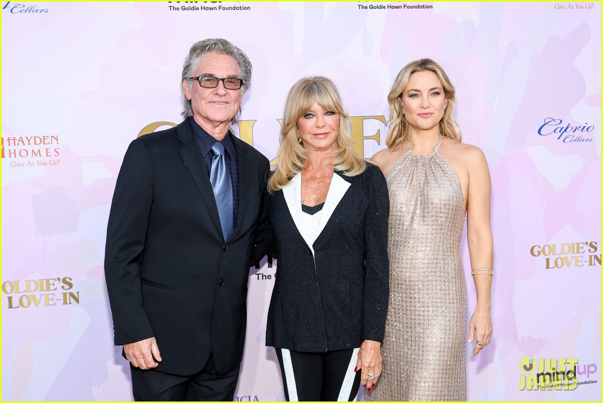 Kate Hudson Makes Rare Red Carpet Appearance With Mom Goldie Hawn ...