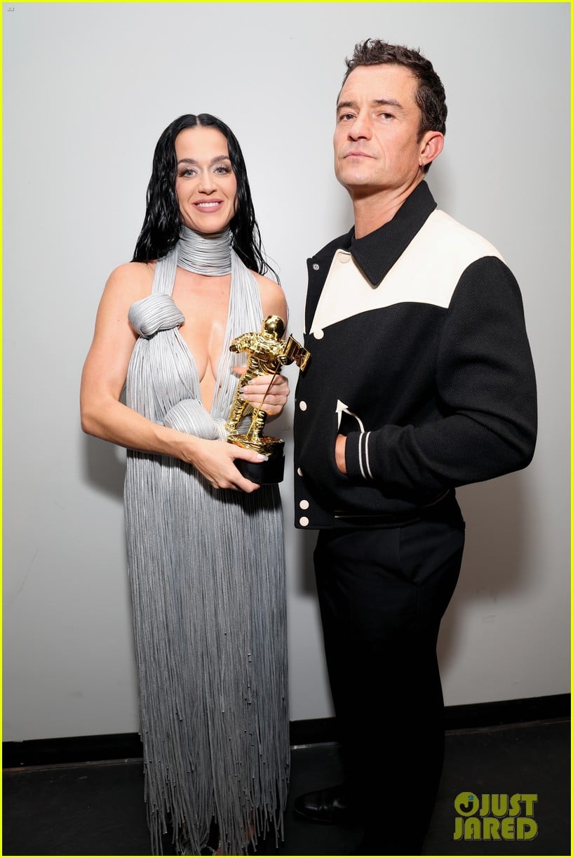 Katy Perry Changes Into Silver Fringe Dress, Poses with Video Vanguard ...