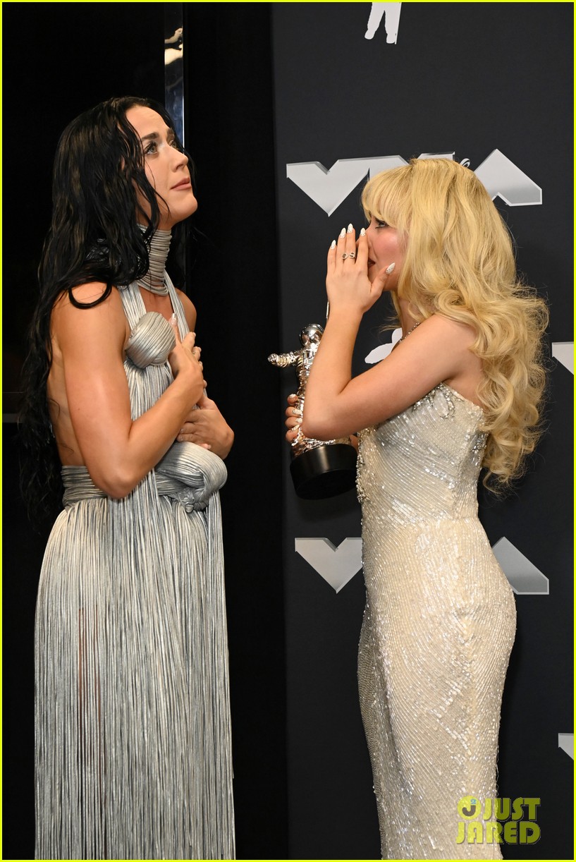 Katy Perry Changes Into Silver Fringe Dress, Poses with Video Vanguard ...