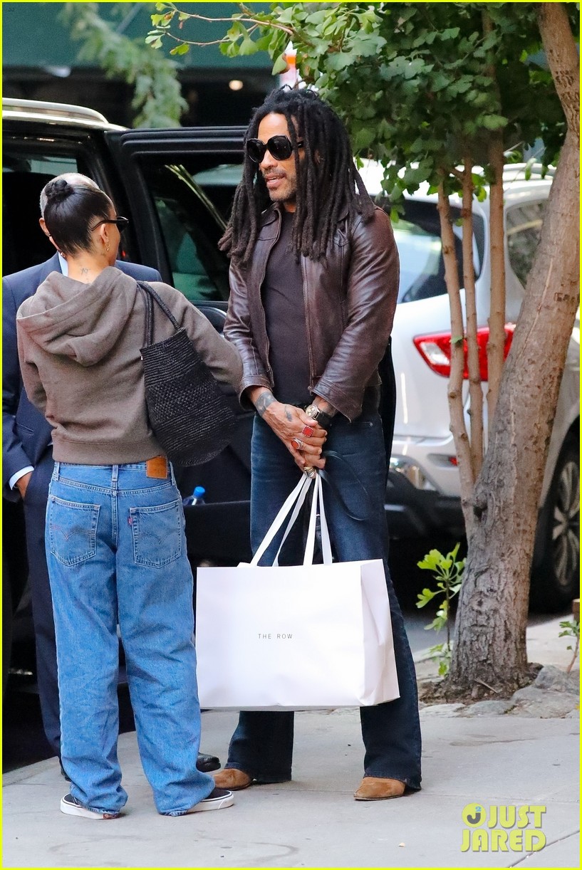 Zoe Kravitz Steps Out to Do Some Shopping in NYC with Dad Lenny Kravitz ...