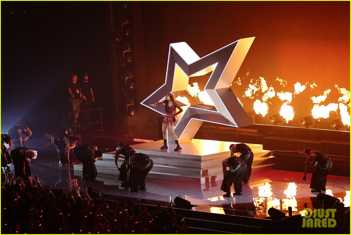 Lisa Makes Solo VMAs Stage Debut with 'New Woman' & 'Rockstar ...