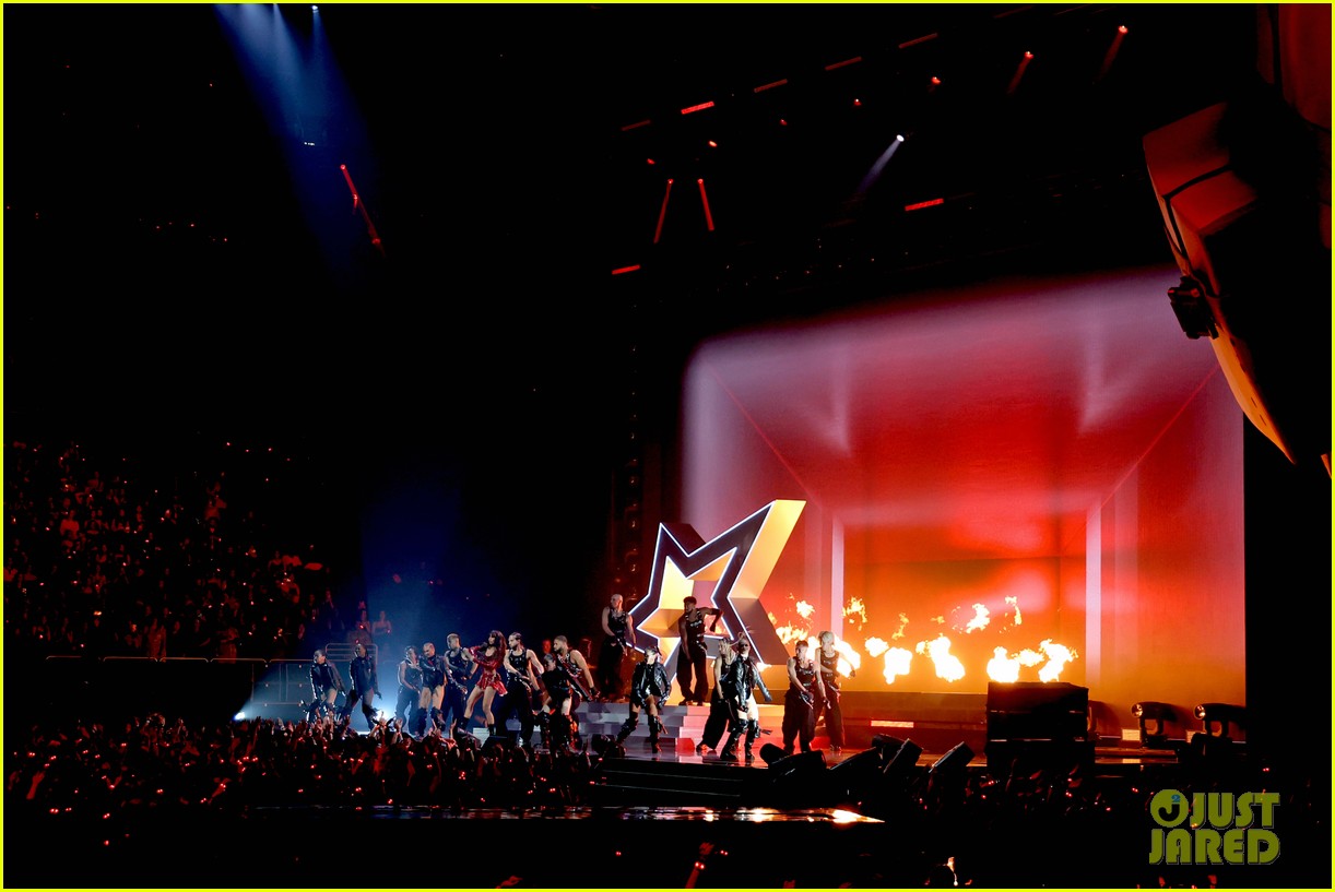 Lisa Makes Solo VMAs Stage Debut with 'New Woman' & 'Rockstar ...