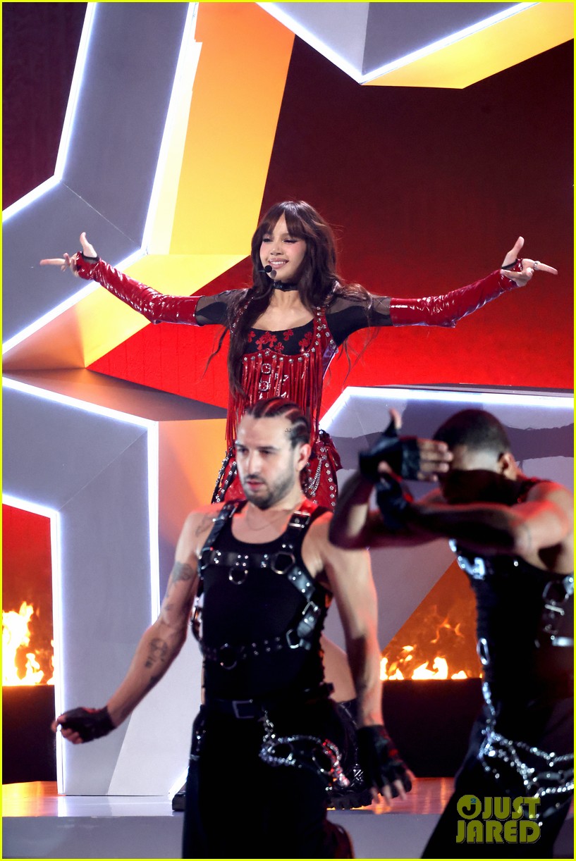 Lisa Makes Solo VMAs Stage Debut with 'New Woman' & 'Rockstar ...