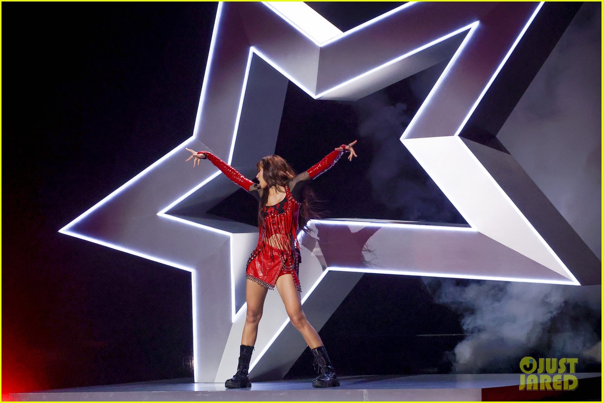 Lisa Makes Solo VMAs Stage Debut with 'New Woman' & 'Rockstar ...