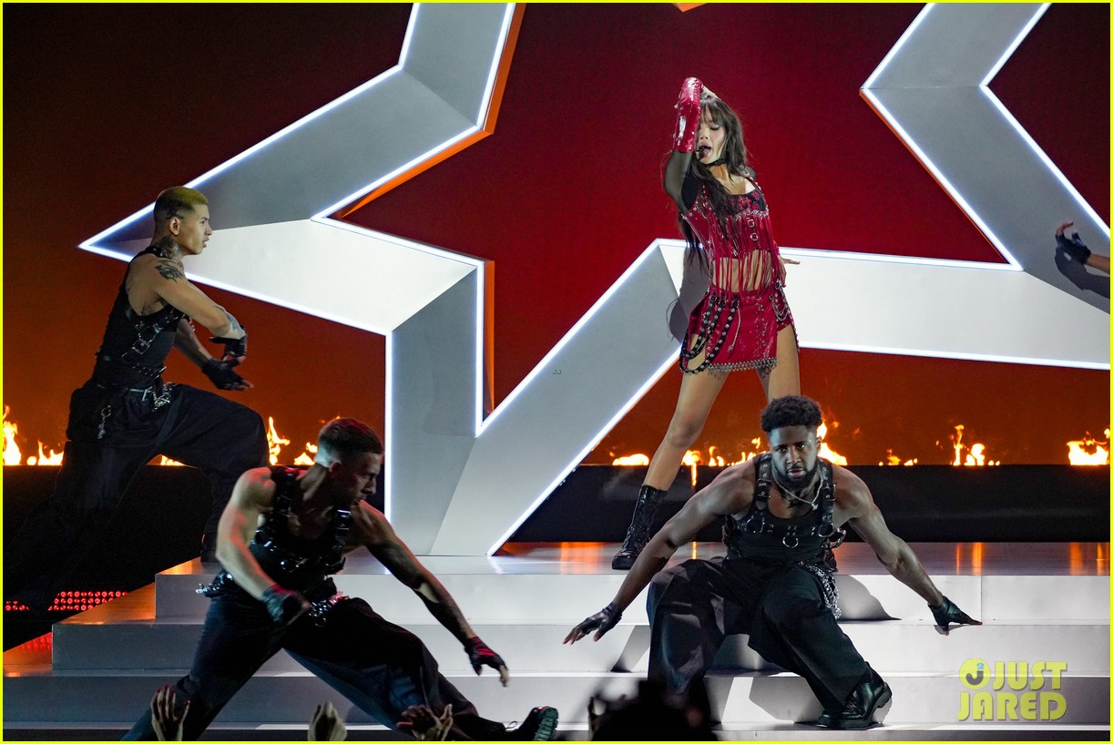 Lisa Makes Solo VMAs Stage Debut with 'New Woman' & 'Rockstar ...