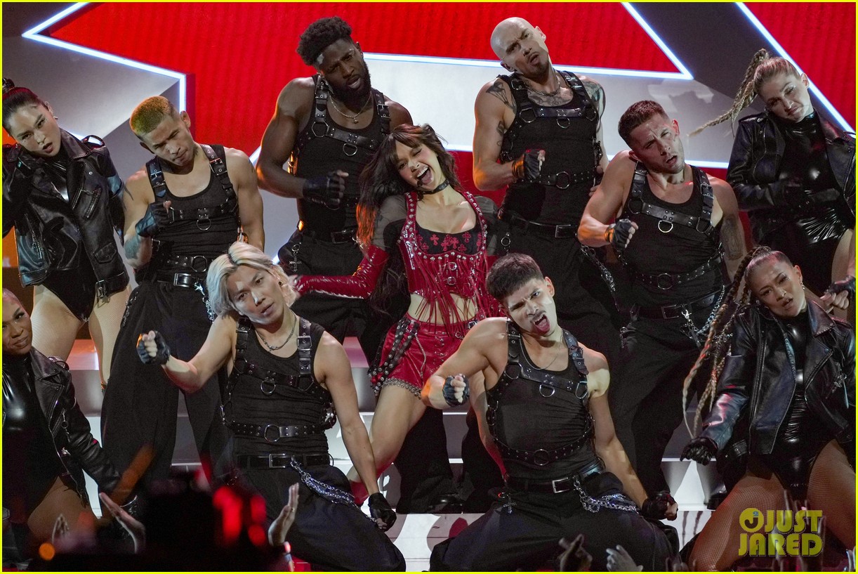Lisa Makes Solo VMAs Stage Debut with 'New Woman' & 'Rockstar ...