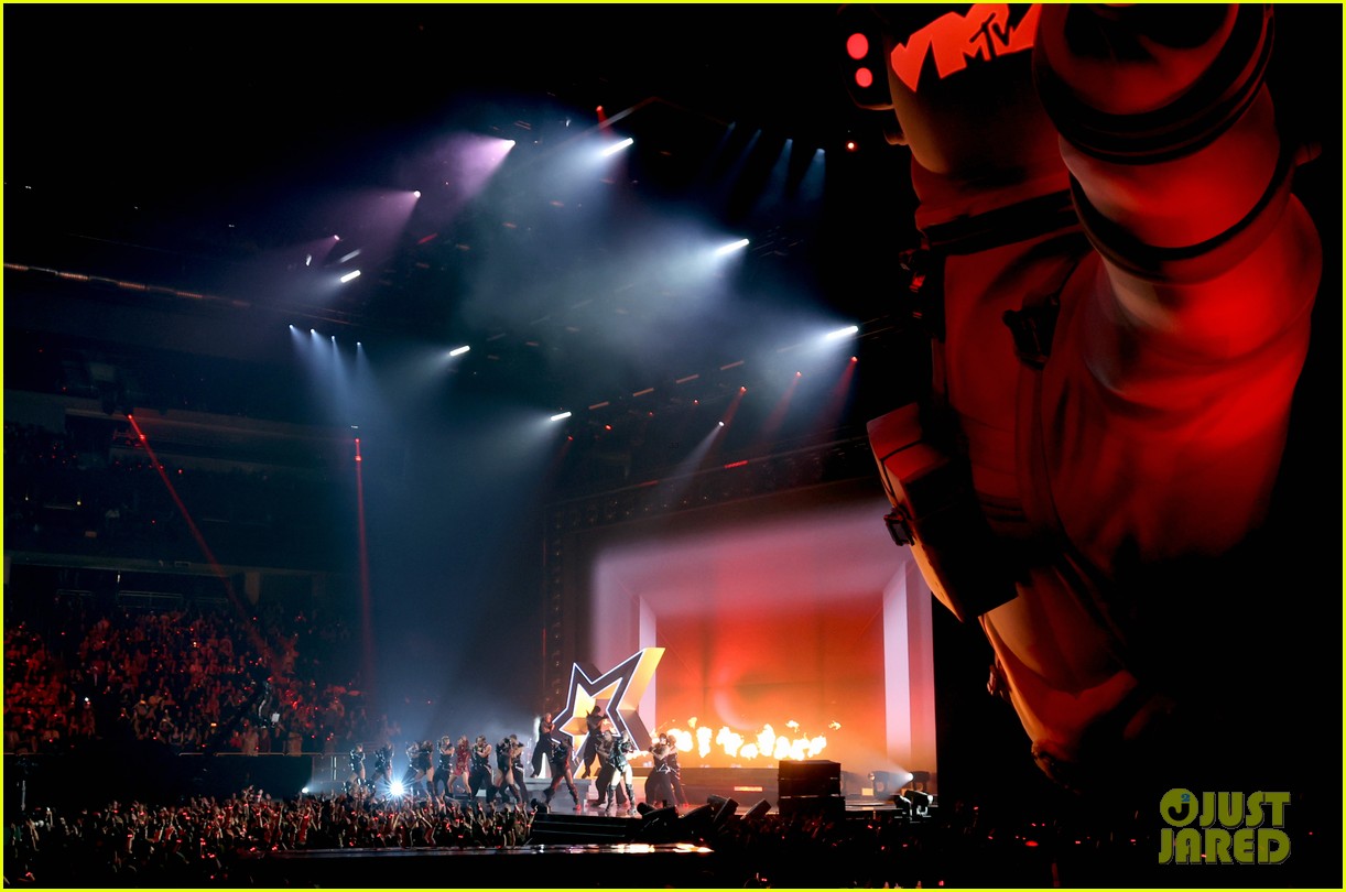 Lisa Makes Solo VMAs Stage Debut with 'New Woman' & 'Rockstar ...