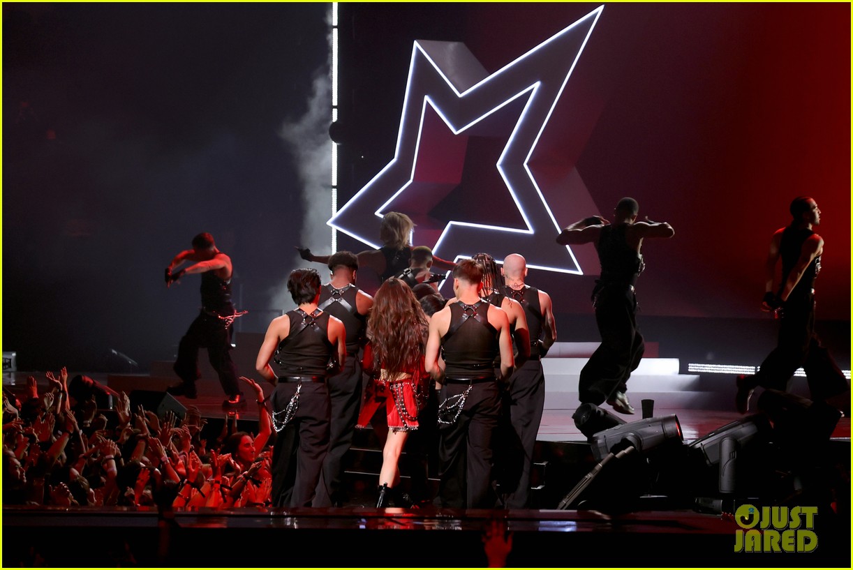 Lisa Makes Solo VMAs Stage Debut with 'New Woman' & 'Rockstar ...