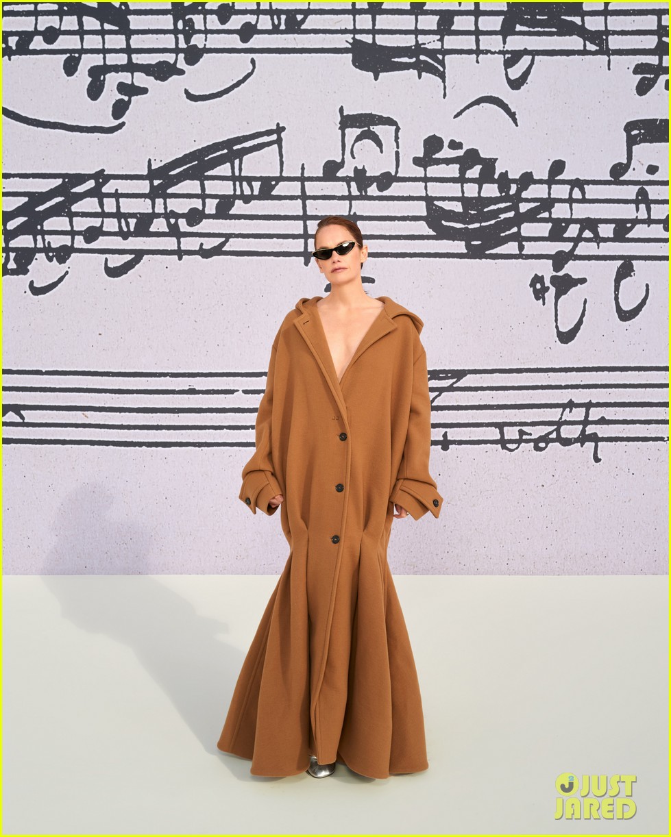 Daniel Craig & Rachel Weisz Join Ayo Edebiri, Taylor Russell, & More ...