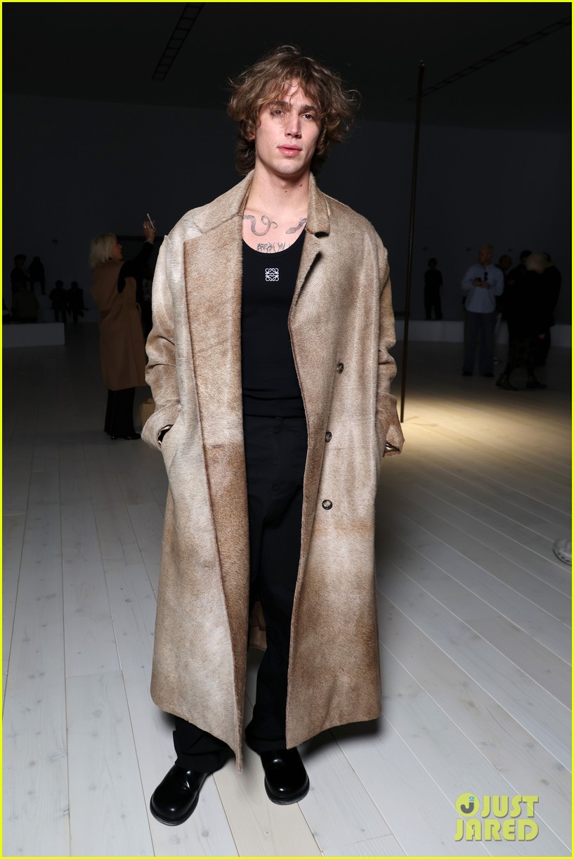 Daniel Craig & Rachel Weisz Join Ayo Edebiri, Taylor Russell, & More ...