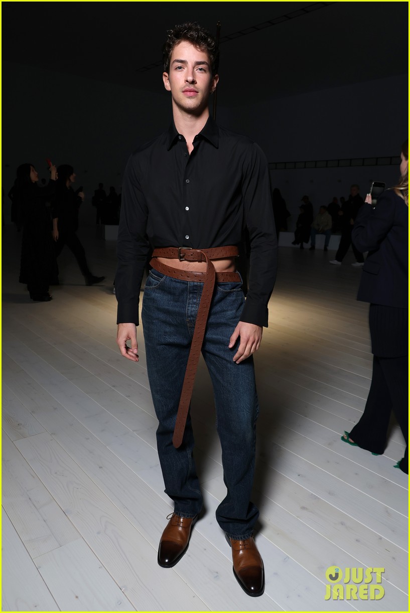 Daniel Craig & Rachel Weisz Join Ayo Edebiri, Taylor Russell, & More ...