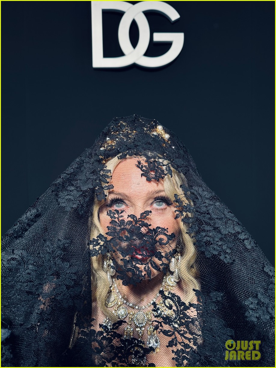 Madonna Wears Black Veil & Gold Crown to Dolce & Gabanna Fashion Show ...