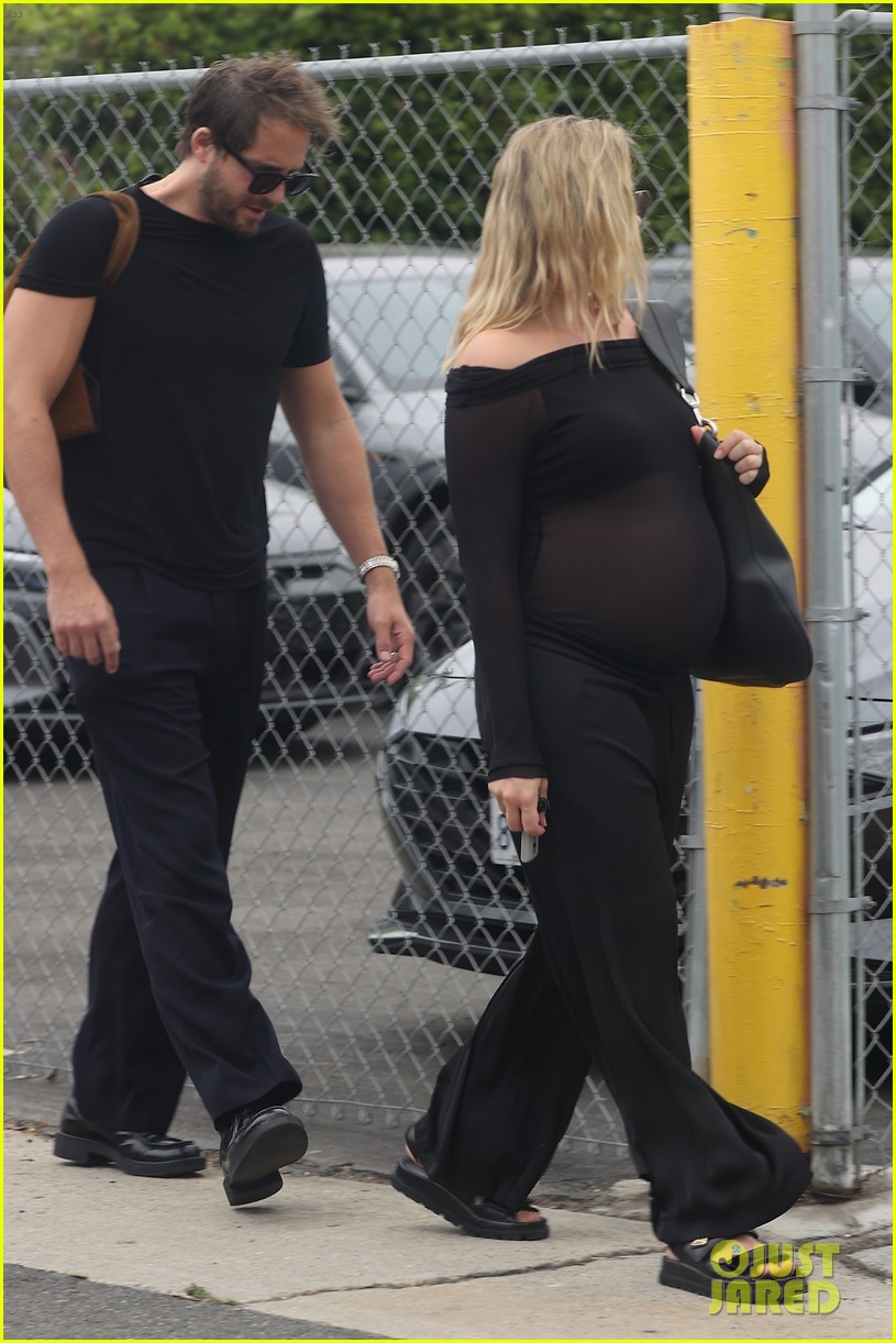 Pregnant Margot Robbie Heads to Meeting with Husband Tom Ackerley After ...