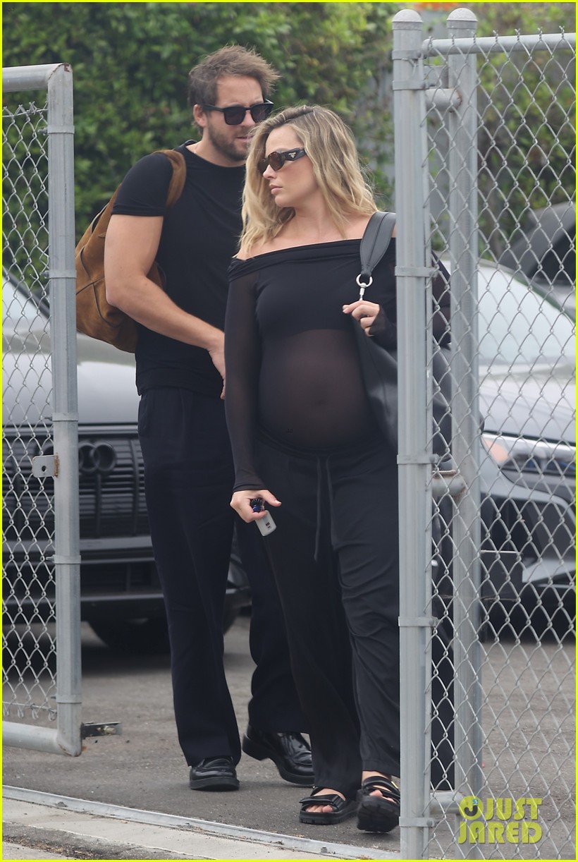 Pregnant Margot Robbie Heads to Meeting with Husband Tom Ackerley After ...